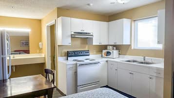 Quarto, 2 camas queen-size, não fumadores, kitchenette | Kitchenette privada | Minifrigorífico, um micro-ondas, uma cafeteira/bule, mesas de jantar