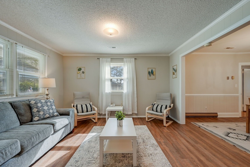 Large House With Ample Parking, Game Room, And 2 Living Rooms. Great For Groups. - Greenville, NC