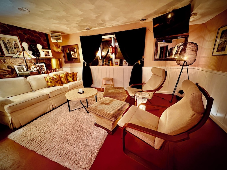 The Earthhouse ~ Wall-to-wall Unique Style, Luxury Linens And Amazing Comfort\n - Blue Mound State Park, Blue Mounds