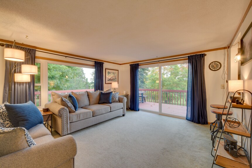 Hermantown Home W/ Decks, Grill & Hot Tub! - Duluth, MN