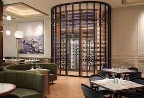 7 restaurantes: servem pequenos-almoços, almoços, jantares e brunches
