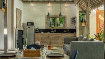 Villa Exclusiva | Cozinha privada | Um frigorífico, um micro-ondas, uma placa de cozinha