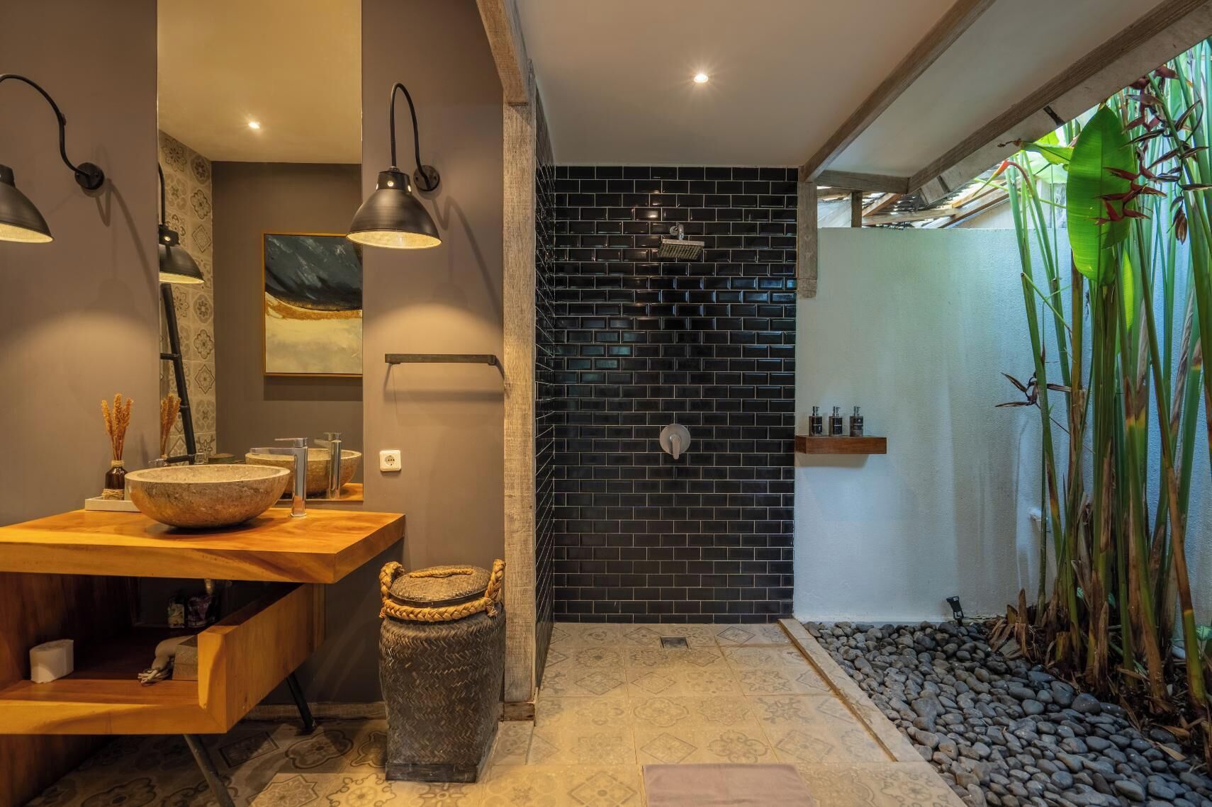 Vila exclusiva | Banheiro | Chuveiro, chuveiro com efeito de chuva, secador de cabelo 