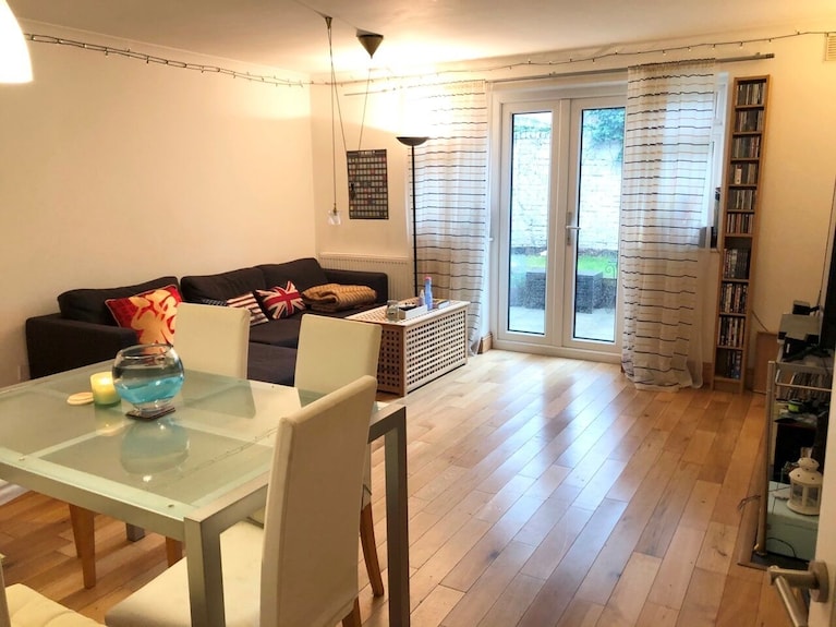 Beautiful 2 Bedroom Garden Flat W/ Free Parking - 엡솜