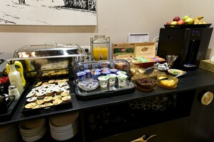 Café da manhã com buffet grátis todos os dias