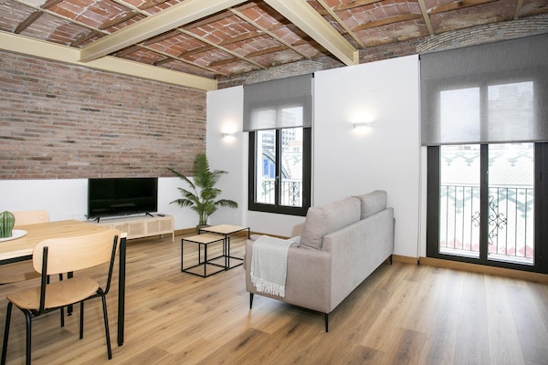 Apartamento Premium | Sala de estar | Televisor de ecrã plano de 40 polegadas com canais digitais