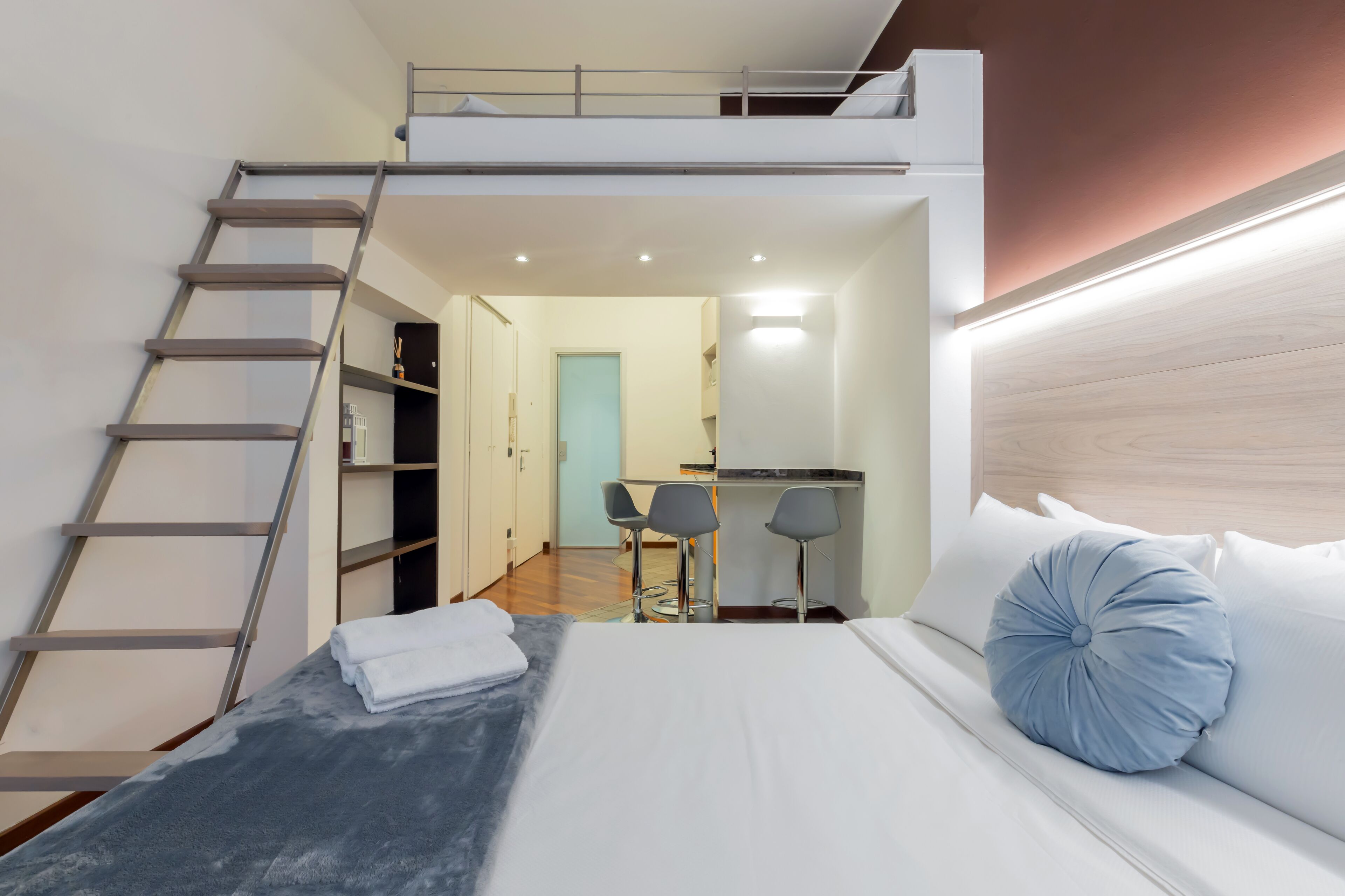 Quarto com uma cama de beliche, uma escrivaninha e duas cadeiras.