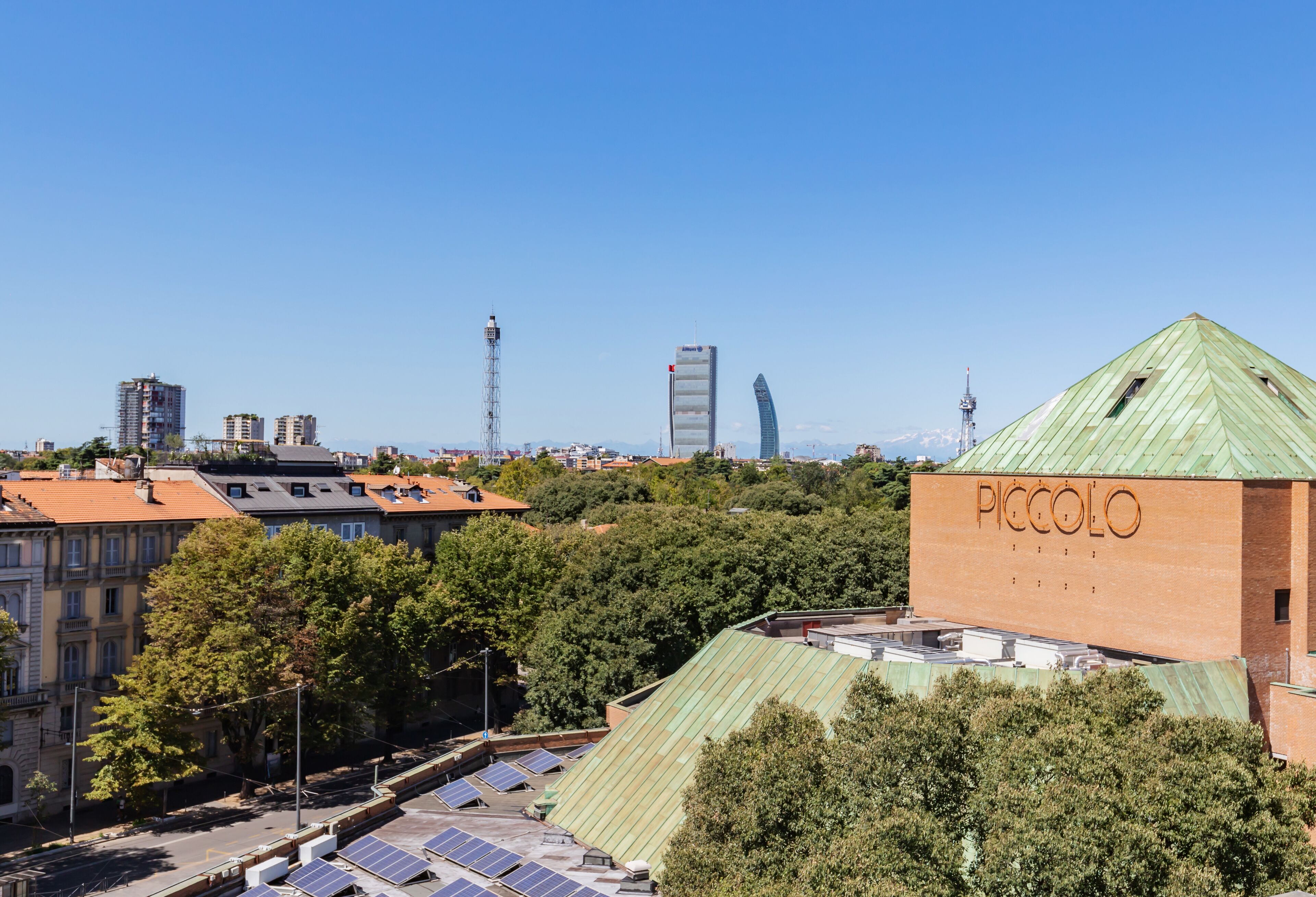 Paisagem urbana com um edifício imponente identificado com a placa 