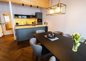 Penthouse Deluxe, 3 quartos | Cozinha privada | Um frigorífico/congelador grande, um micro-ondas, um forno 