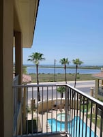 Apartamento em Condomínio Fechado, várias camas, varanda, vista para a piscina (Las Verandas) | Terrenos do alojamento