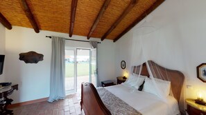 Quarto casal | Individualmente decorados, individualmente mobiliados, escrivaninha