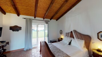 Quarto Duplo | Com decoração personalizada, com mobília individualizada, secretária 