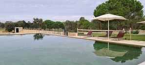 Piscina interna, piscina externa sazonal, guarda-sóis, espreguiçadeiras