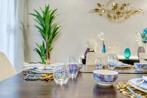 Apartamento Elite, 4 quartos, varanda | Sala de jantar