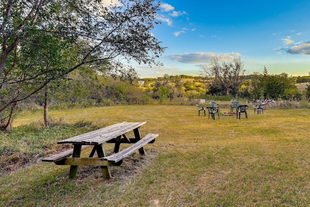 Fort Calhoun Home W/ Screened Porch + Playground! - Bennington, NE