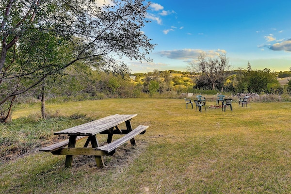 Fort Calhoun Home W/ Screened Porch + Playground! - Bennington, NE