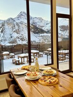 Serviço de café da manhã, almoço, jantar; vistas para o jardim