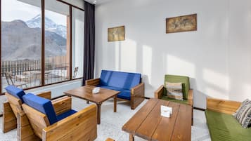 Serviço de café da manhã, almoço, jantar; vistas para o jardim