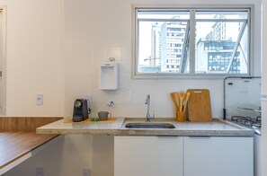 Apartamento | Cozinha privada | Um frigorífico/congelador grande, um micro-ondas 