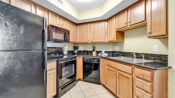 Apartamento Signature, 1 quarto, não fumadores, Vista para a cidade | Cozinha privada | Um frigorífico, um micro-ondas, um forno, uma placa de cozinha