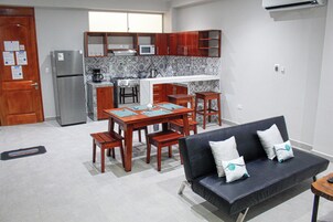 Apartamento Familiar | Cozinha privada | Um frigorífico/congelador grande, um micro-ondas, um forno