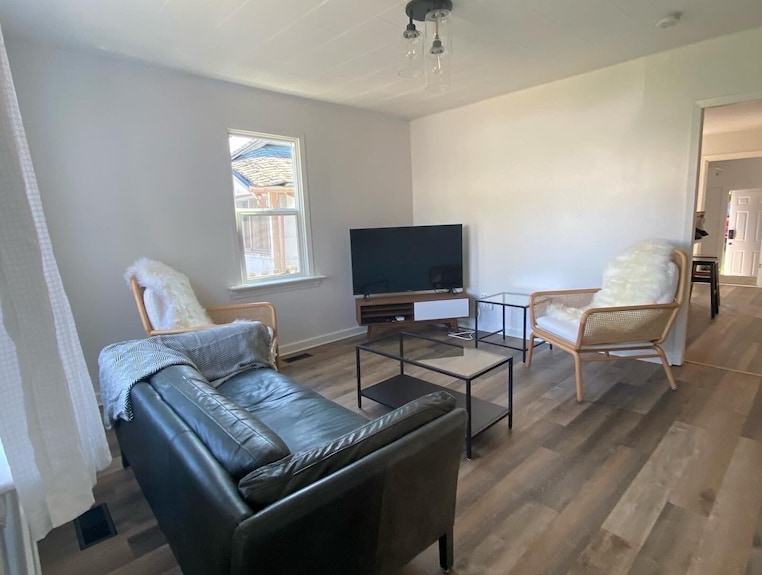 Downtown City Retreat | Pet Friendly | Sip, Lake, Repeat - 펜팅톤