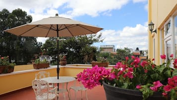Quarto casal conforto, 2 camas de casal | Terraço/pátio