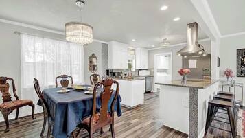 Casa, várias camas, banheira de hidromassagem grande, vista para o jardim (107 W Nimitz) | 3 quartos, com decoração personalizada, com mobília individualizada