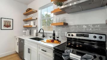 Casa, várias camas, banheira de hidromassagem grande (306 W Travis Unit C) | Cozinha privada | Uma cafeteira/bule