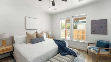 Casa, várias camas, banheira de hidromassagem grande (306 W Travis Unit C) | 2 quartos, com decoração personalizada, com mobília individualizada