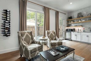 Casa, 1 cama King, varanda (403 W Austin #1) | Área de estar | TV