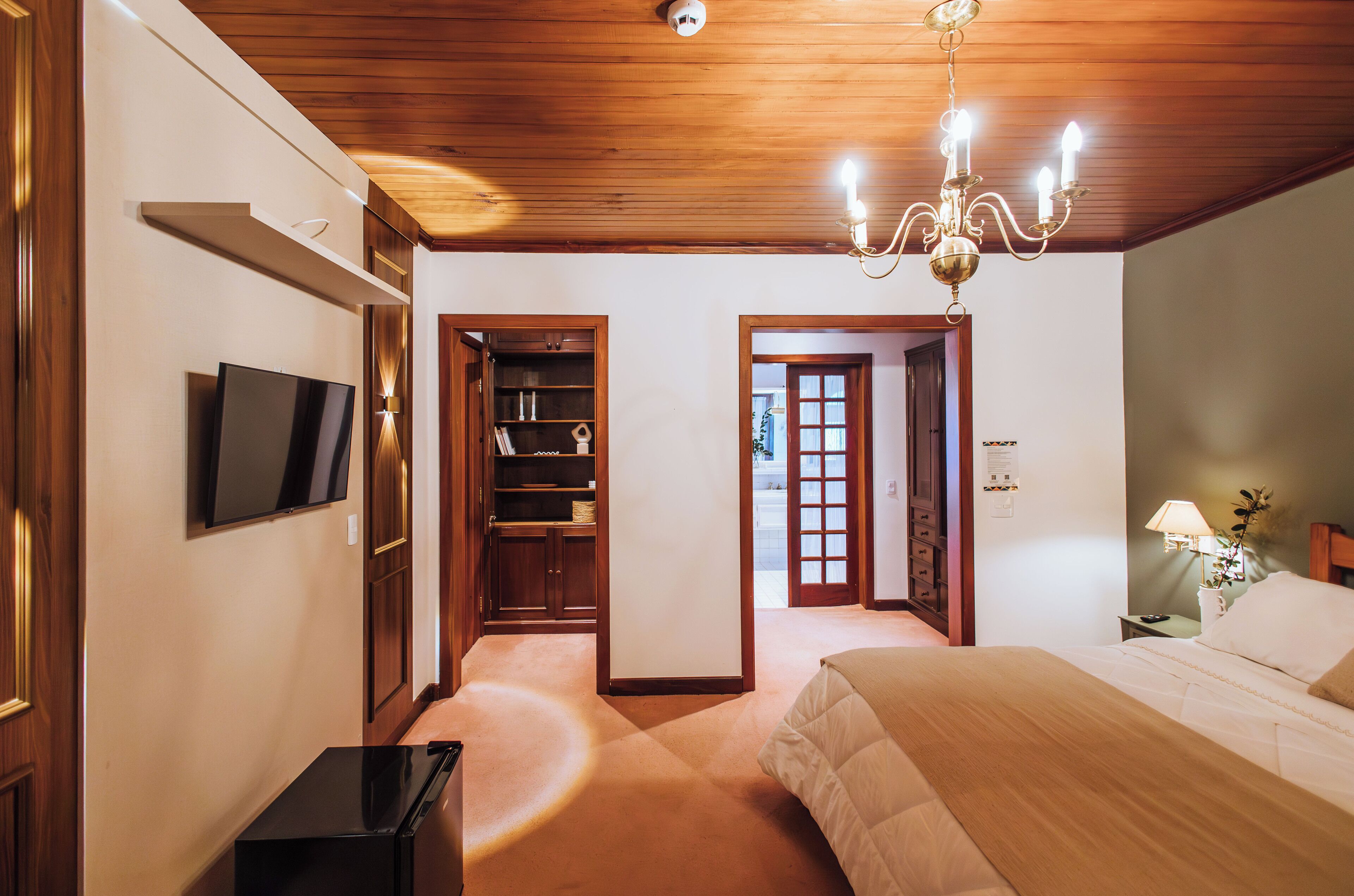 Retro Suite Vista Mantiqueira with hydromassage tub | Individualmente decorados, berços grátis, roupa de cama