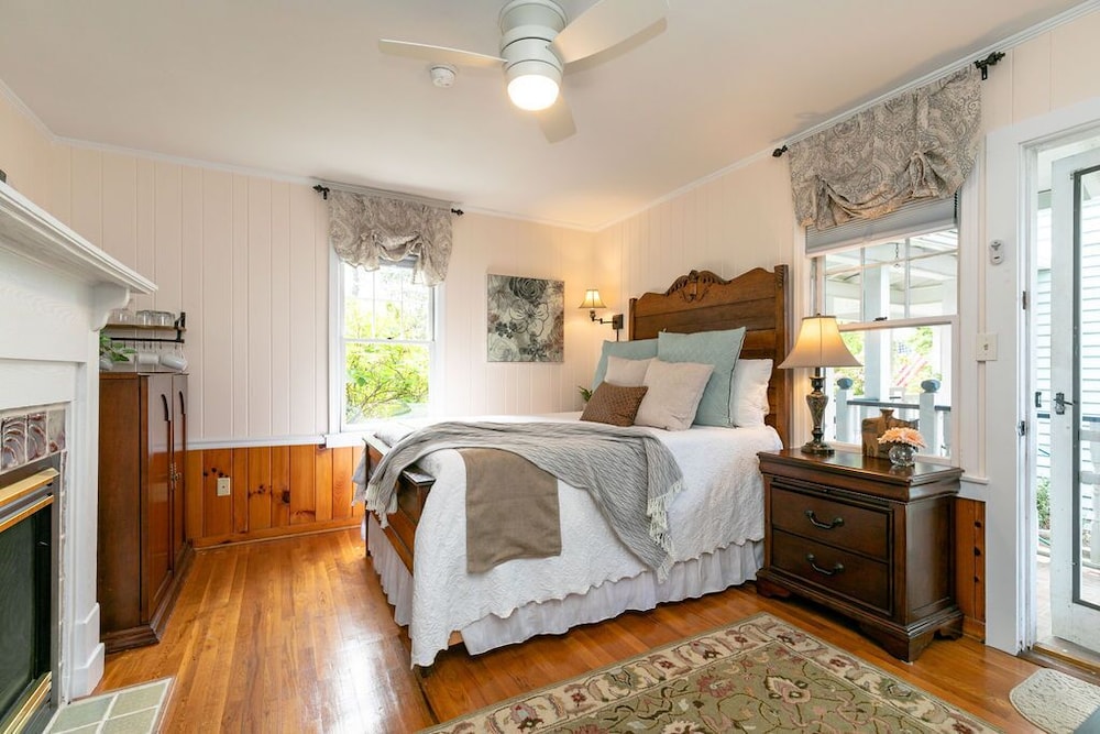 The Forest Studio Provides A Combination Of Modern Amenities And Convenience - Weaverville, NC