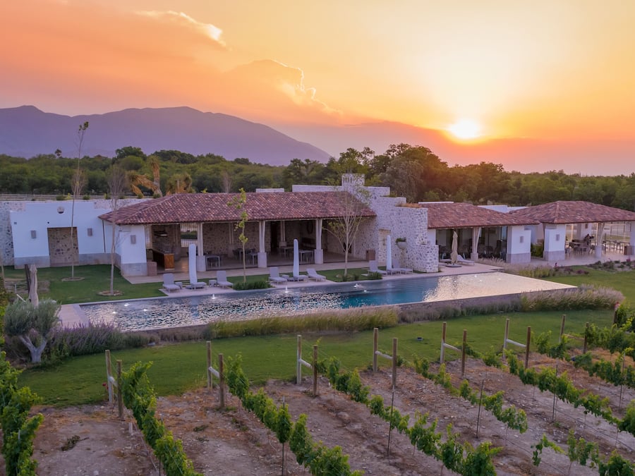 Piscina exterior, guarda-sóis, espreguiçadeiras