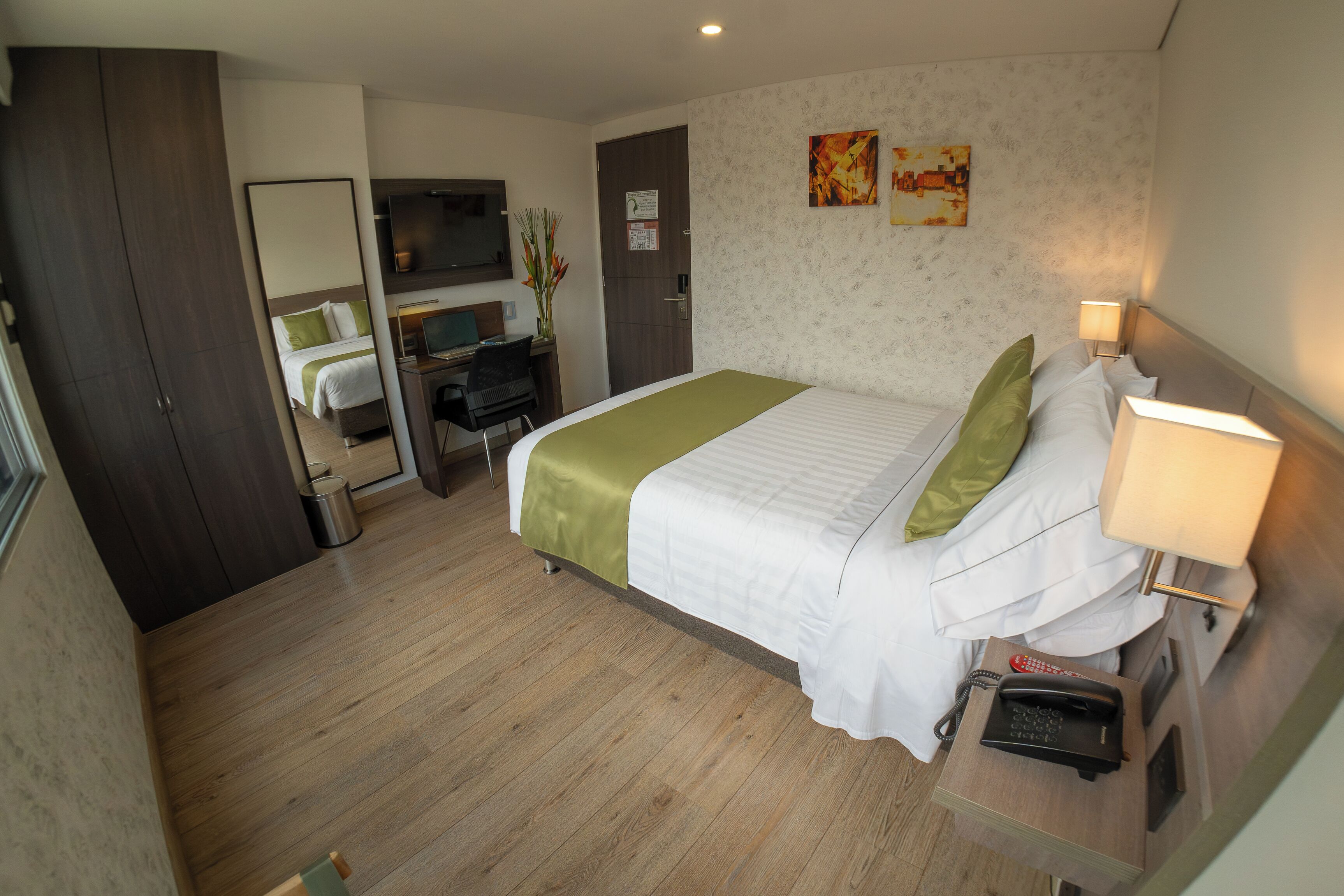 Quarto Clássico com Cama de Casal | Cofre no quarto, secretária, quartos insonorizados 