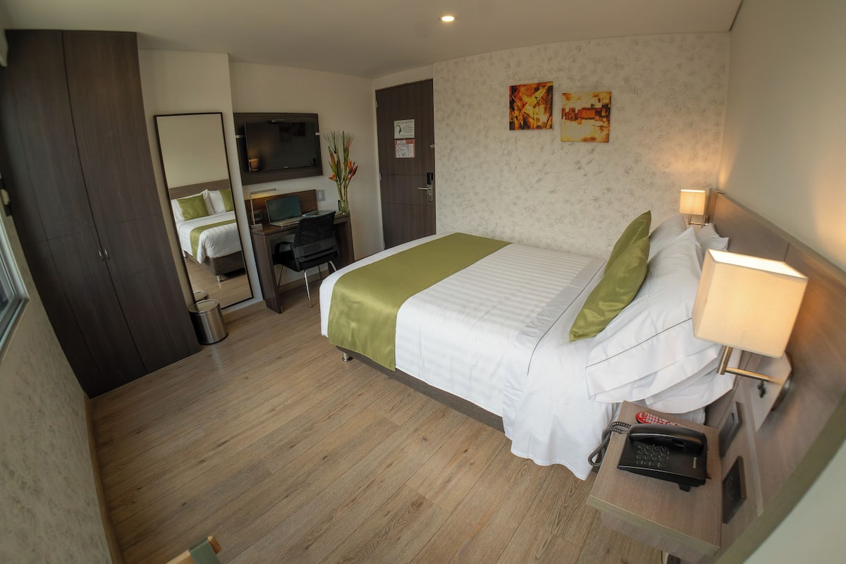 Quarto Clássico com Cama de Casal | Cofre no quarto, secretária, quartos insonorizados