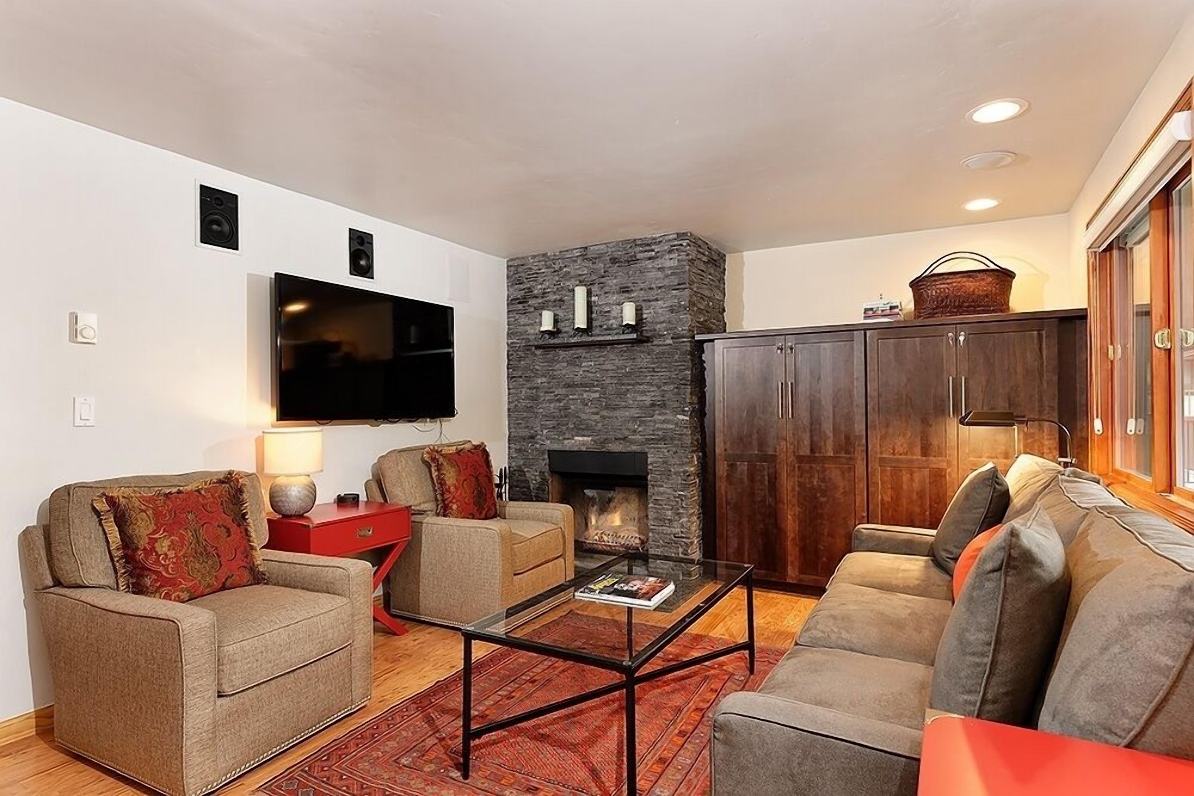 Silverglo Unit 305 | Deluxe Condo With Wood-burning Fireplace And Access To Pool - Aspen, CO