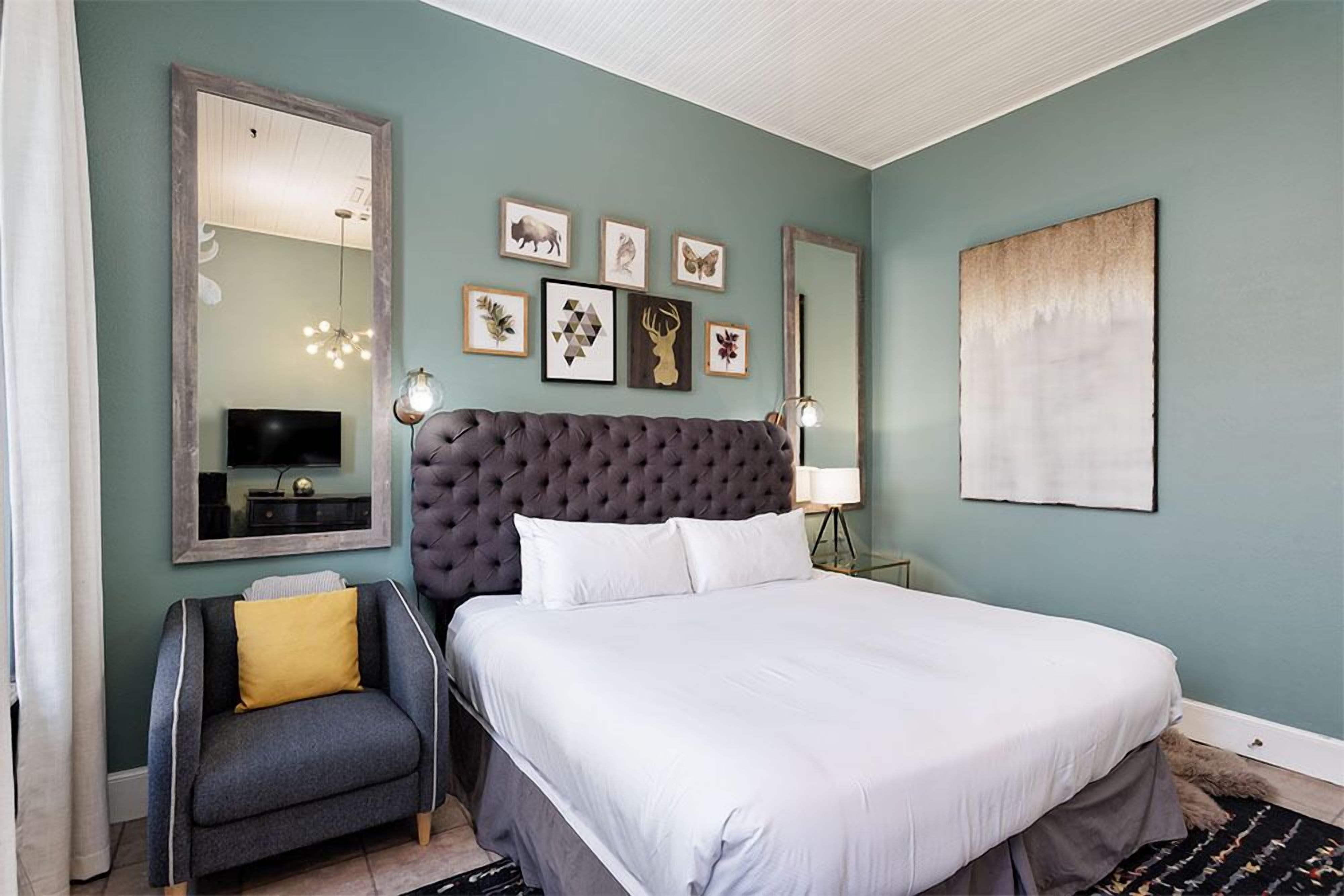 Independence Square 206 | Hotel Room With Central Location, Town Views, & Rooftop Hot Tub - Aspen