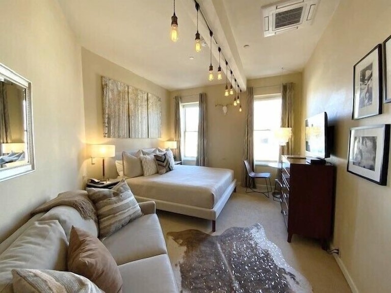 Independence Square 304 | Stylish Hotel Room With Downtown Views & Great Location - Aspen