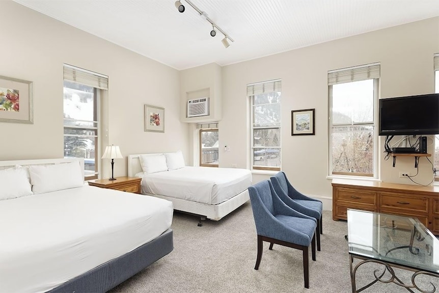 Independence Square 213 | Spacious Hotel Room With 2 Queen Beds, Wet Bar, And Sitting Area - Aspen, CO