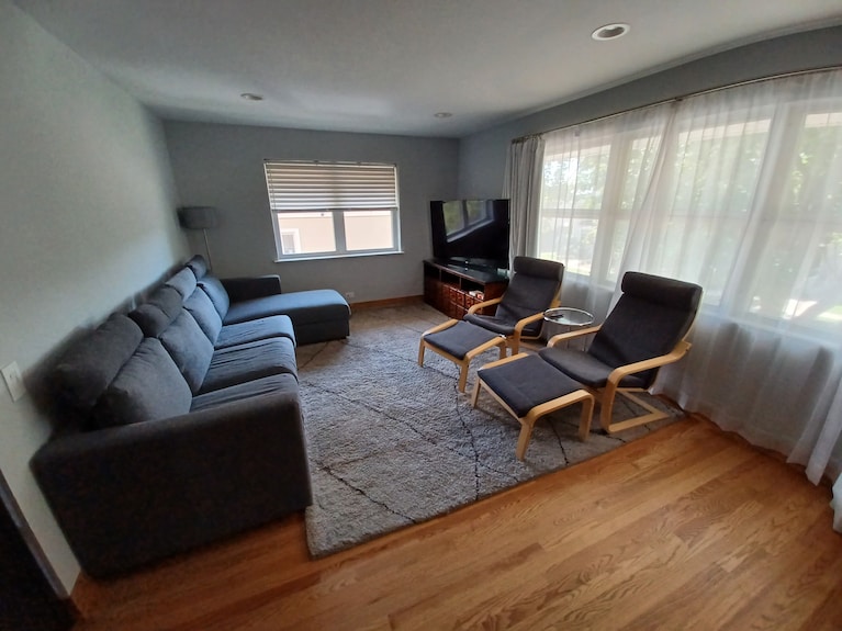 Naperville Historic District Walk To Downtown, Bars, Restaurants, Train, Schools - Naperville