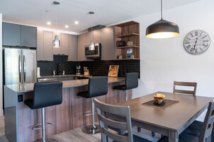 Condo | Cozinha privada | Geladeira grande, micro-ondas, fogão, cooktop