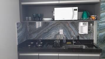 Geladeira grande, liquidificador, talheres/pratos/utensílios de cozinha