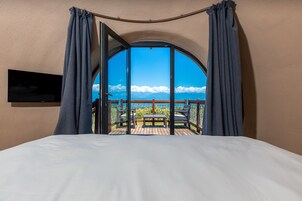 Qvevri | Roupas de cama premium, frigobar, cortinas blackout