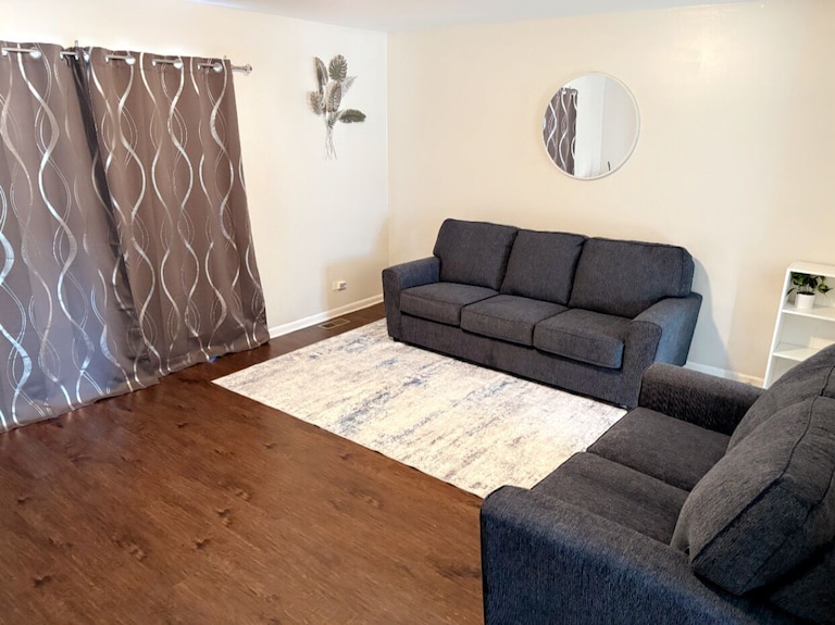 Full Suburban Home 30 Mins From Downtown Chicago! - Markham, IL