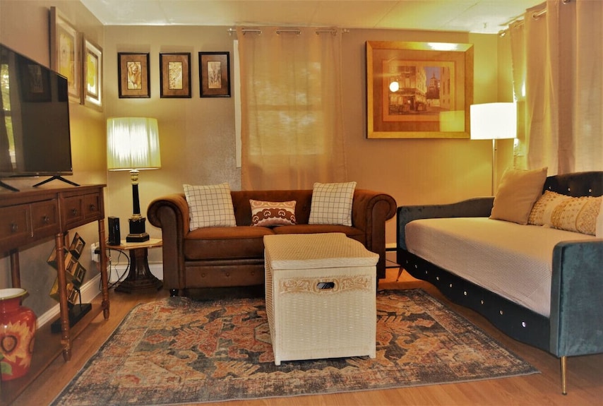 The Red 6: Indulge In The Charm Of A Delightful And Cozy 2-bedrm Apartment - 大福克斯