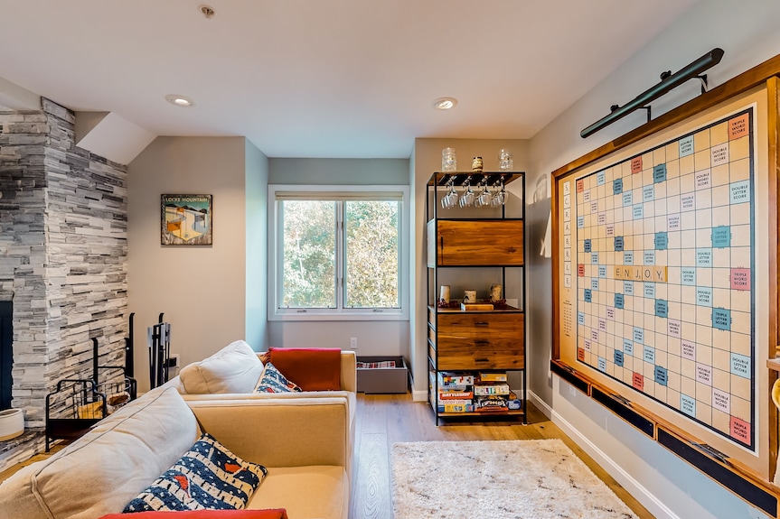 Ski-in/out, Dog-friendly Townhome With Mountain Views, Hot Tub & Pool - Maine