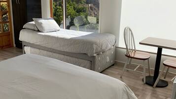 Quarto Quádruplo Superior, vista para o jardim | Com decoração personalizada, com mobília individualizada, Wi-fi grátis