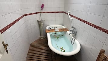 Sauna seca, banheira de hidromassagem, tratamentos corporais