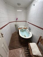 Sauna seca, banheira de hidromassagem, tratamentos corporais